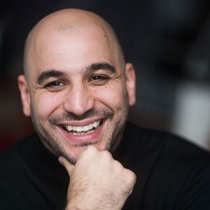 Mehdi Djaadi revient sur scène avec un spectacle intime et percutant